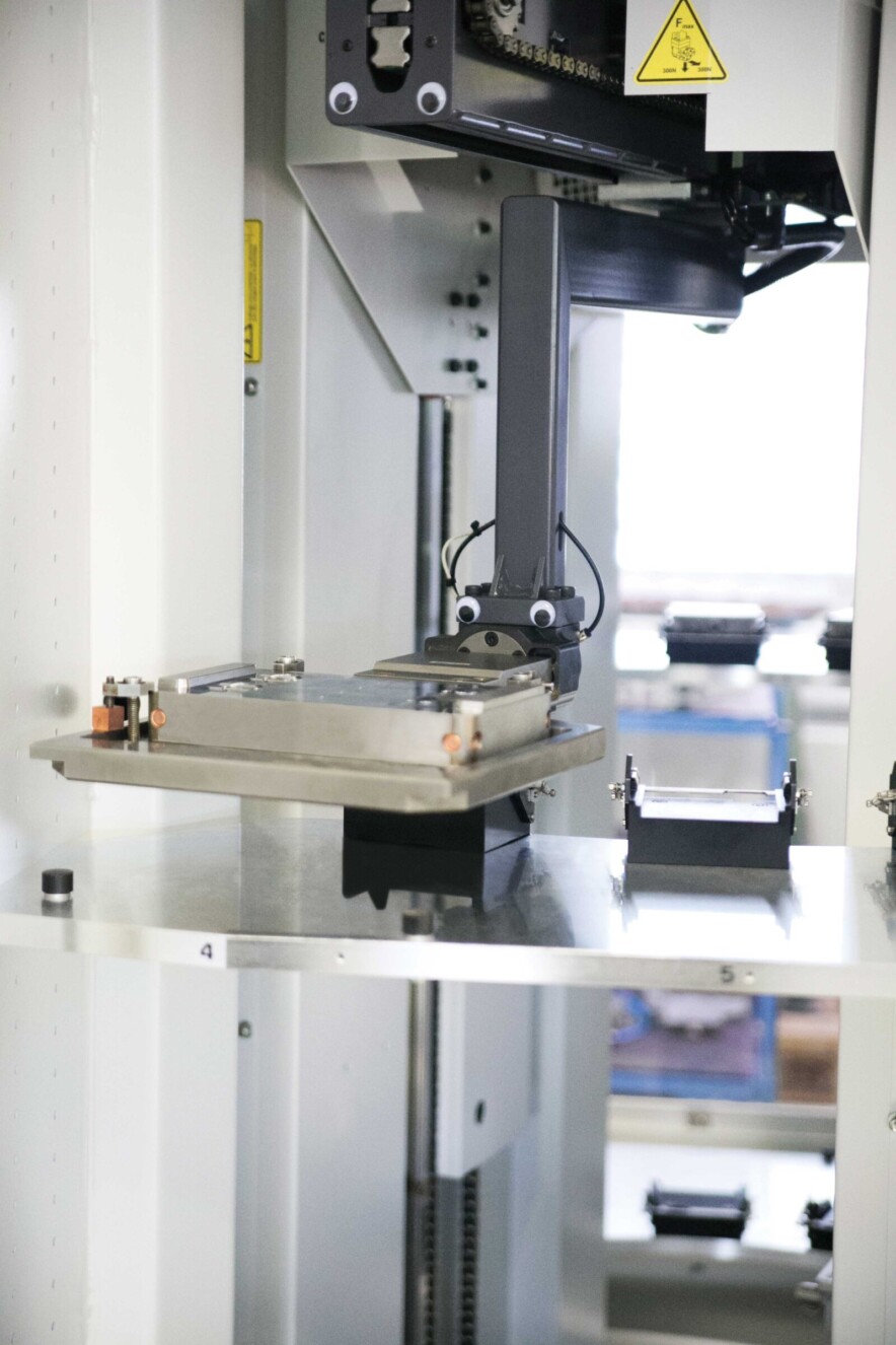 Micrometre precision - Mitsubishi Electric EDM